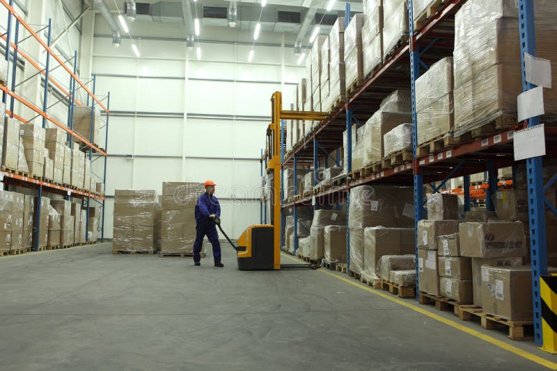 Trabajo en almacén imagen de archivo. Imagen de embalaje - 12577585