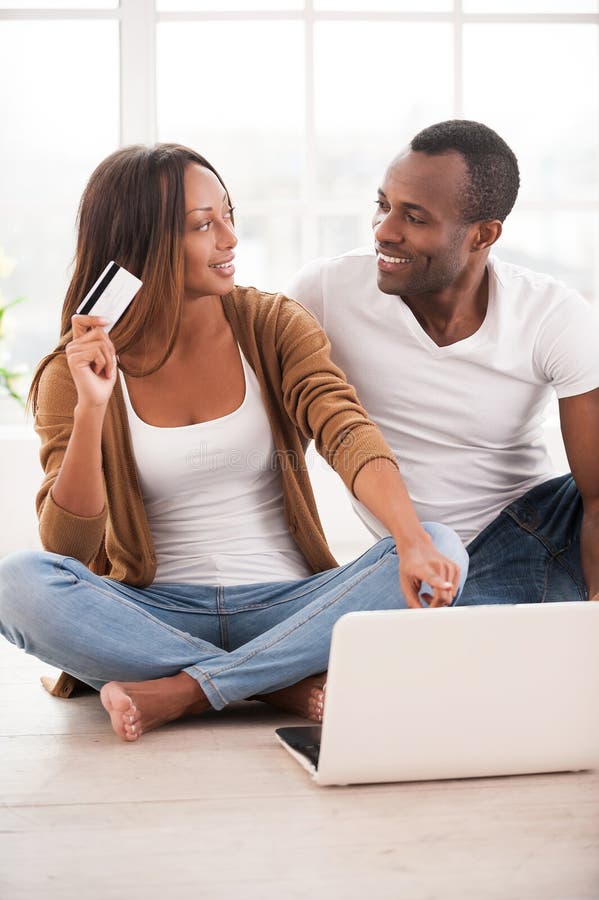 Trabajo En Su Nueva Tableta. Imagen de archivo - Imagen de conceptos ...