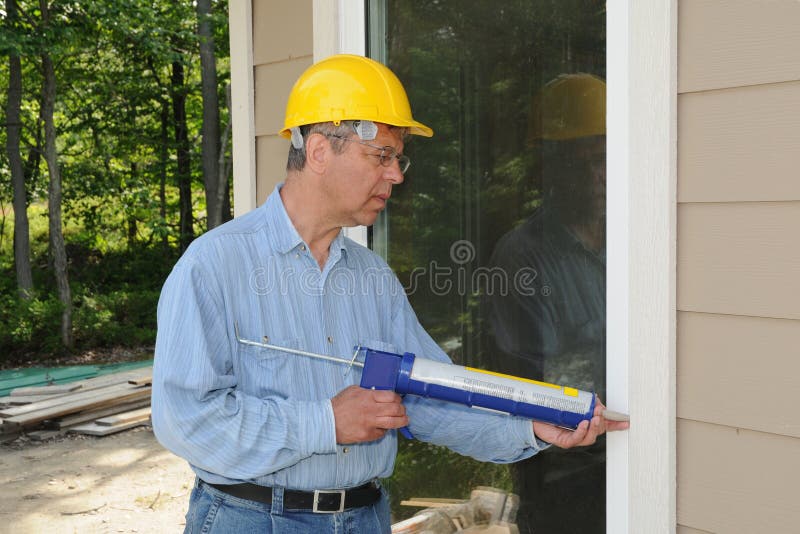Trabalhador Da Construção Com Uma Calafetagem Foto de Stock - Imagem de ...