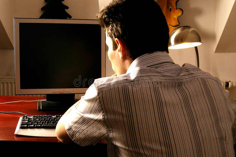 Trabalhador do computador foto de stock. Imagem de camisa - 3241722