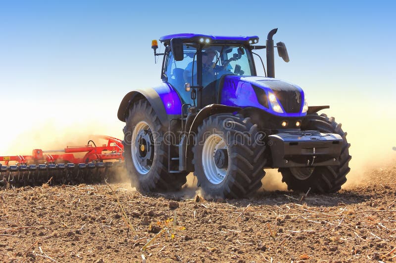 Trabalho De Um Trator Em Um Campo De Trigo Campo Da Aradura Do Trator ...