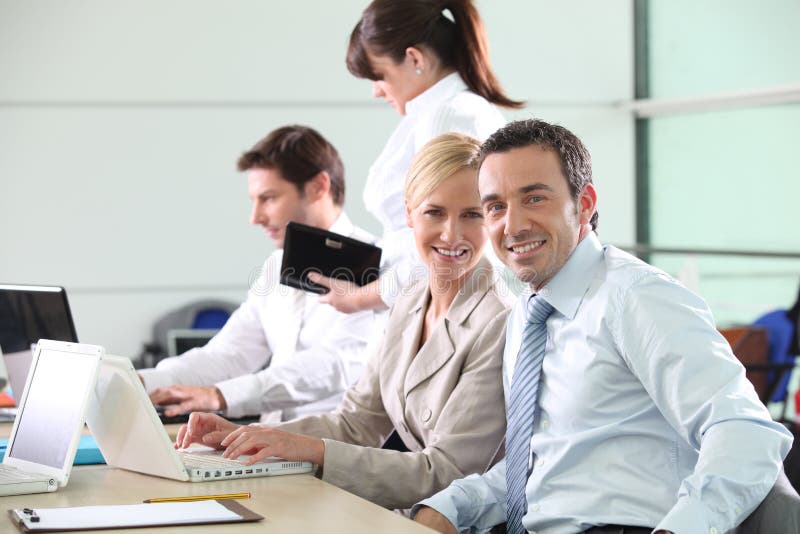 Trabalho dos colegas imagem de stock. Imagem de equipe - 35531699