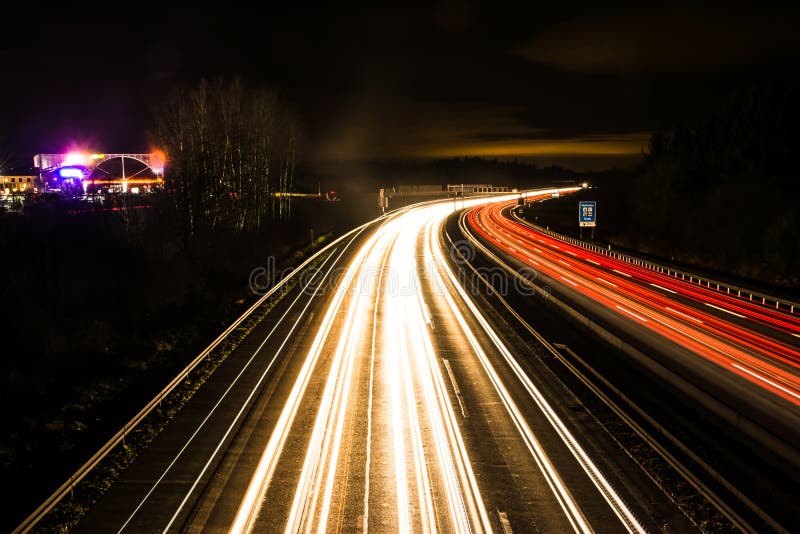 Tracce Dell'indicatore Luminoso Sulla Strada Principale Immagine Stock ...