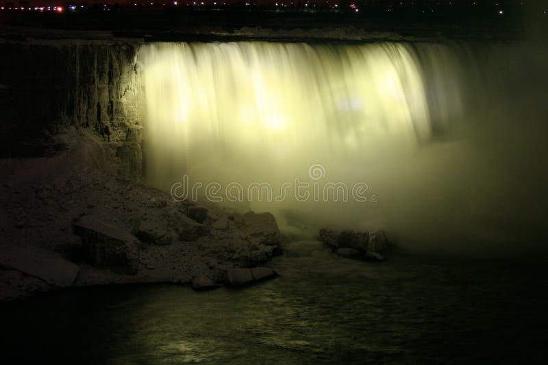 Trace d'eau jaune image stock. Image du brouillard, énergie - 510191