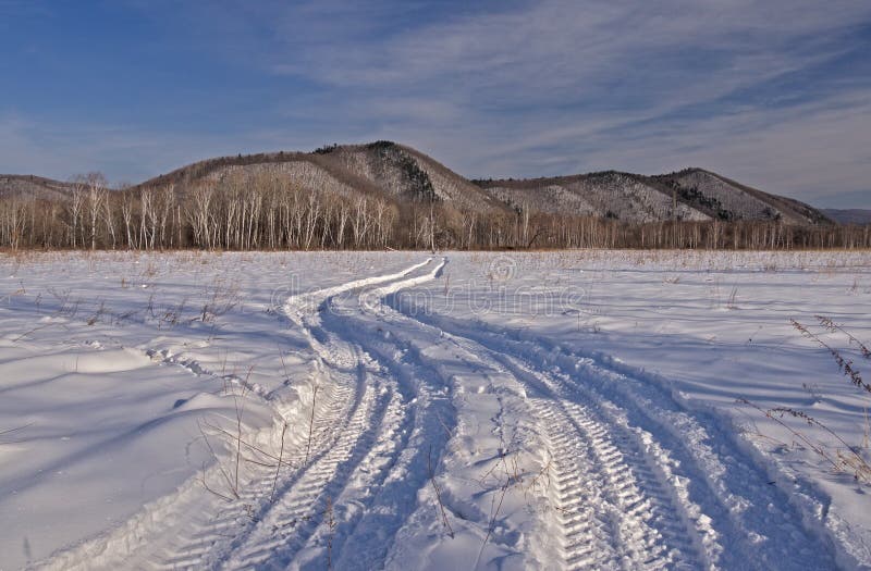 Trace de ski sur la neige photo stock. Image du trace - 12243700