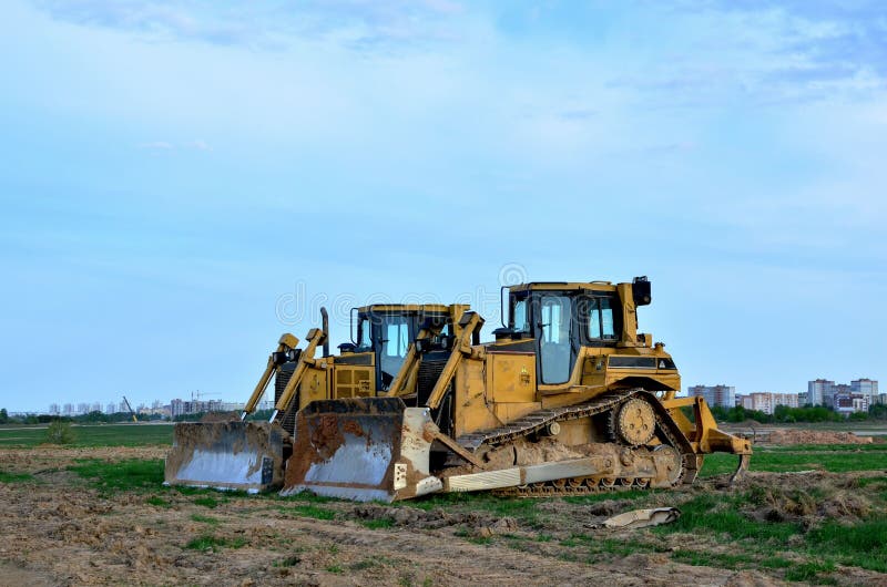 Track-Type Tractors, Bulldozer, Earth-Moving Heavy Equipment for ...