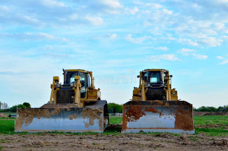 Track-Type Tractors, Bulldozer, Earth-Moving Heavy Equipment for ...