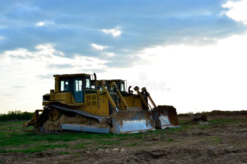 Track-Type Tractors, Bulldozer, Earth-Moving Heavy Equipment for ...