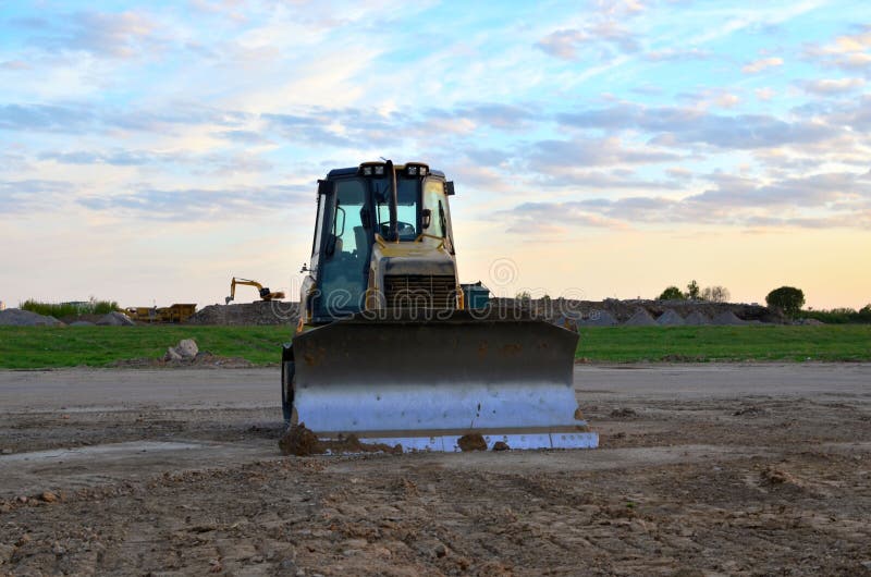 Track-Type Tractors, Bulldozer, Earth-Moving Heavy Equipment for ...