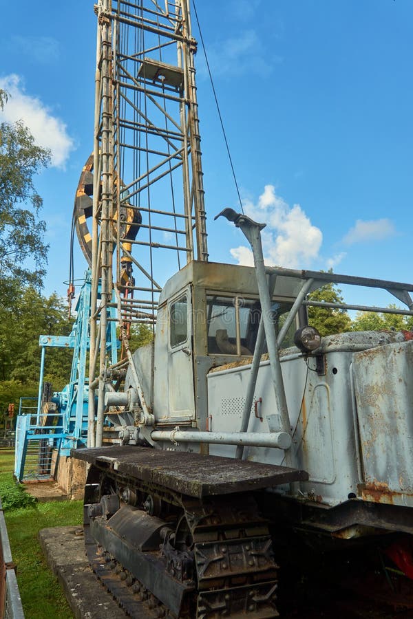 Tracked Drilling Rig with Mounted Drilling Tower for Exploratory ...