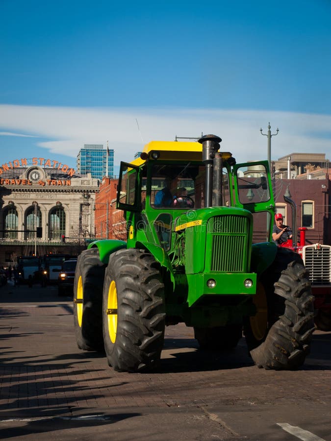 Tracktor zdjęcie editorial. Obraz złożonej z stacja, barwnik - 42051111