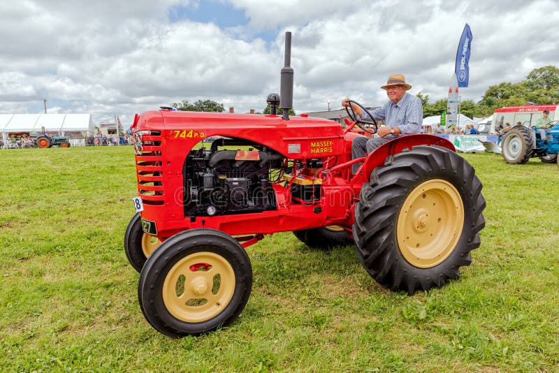 Tracteur De Palladium De Massey-Harris 744 De Vintage Image éditorial ...