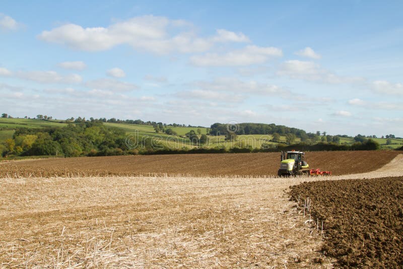 Tracteur Moderne De Claas Cultivant Le Champ Photo stock éditorial ...