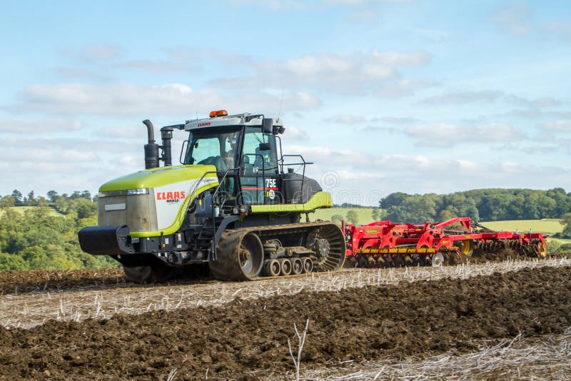 Tracteur Moderne De Claas Cultivant Le Champ Image stock éditorial ...