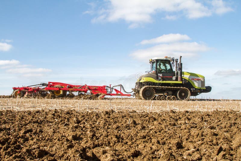 Tracteur Moderne De Claas Cultivant Le Champ Image éditorial - Image du ...