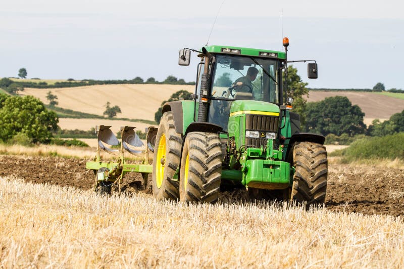 Tracteur Moderne De John Deere Tirant Une Charrue Image stock éditorial ...