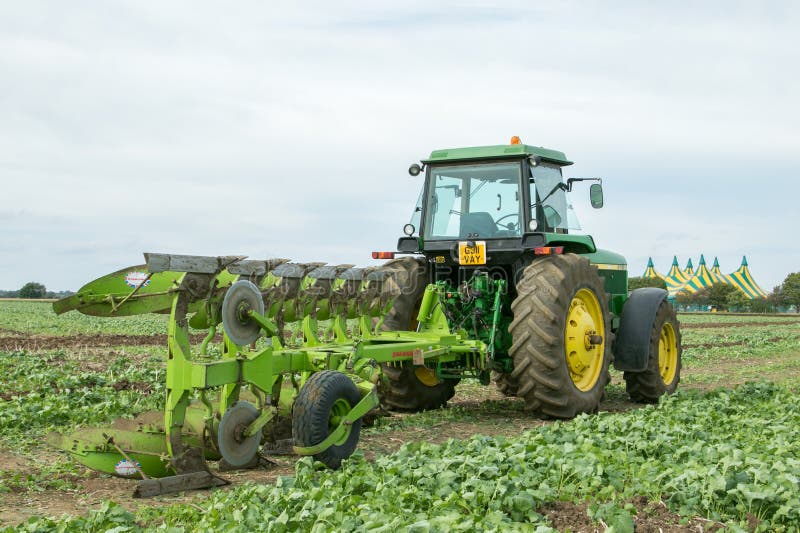 Tracteur Moderne De John Deere Tirant Une Charrue Photographie ...
