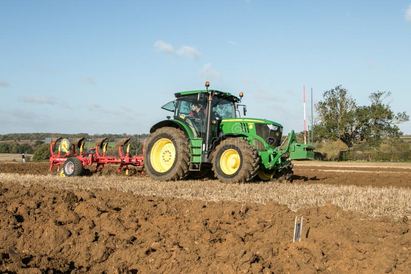 Tracteur Moderne De John Deere Tirant Une Charrue Image stock éditorial ...