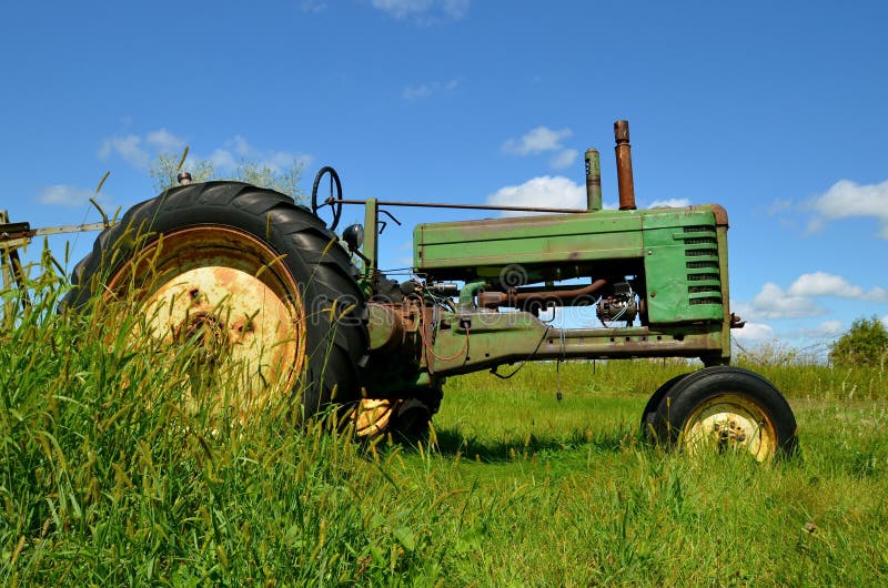 Tracteur vert et rouge image stock. Image du mécanicien - 46113669