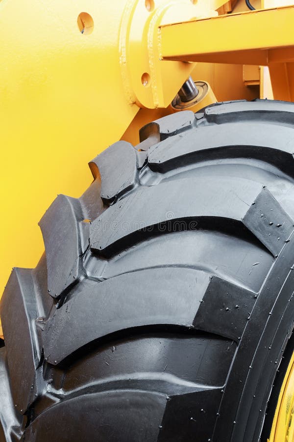 Tractor Amarillo Con Una Rueda Grande, Imagen de archivo - Imagen de ...