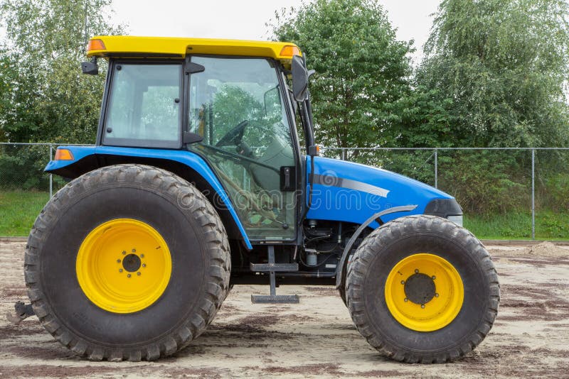 Tractor azul imagen de archivo. Imagen de maquinaria - 36050037