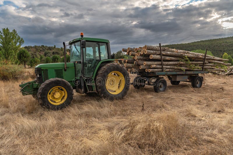Tractor Con Remolque Para El Transporte De Madera Imagen editorial ...