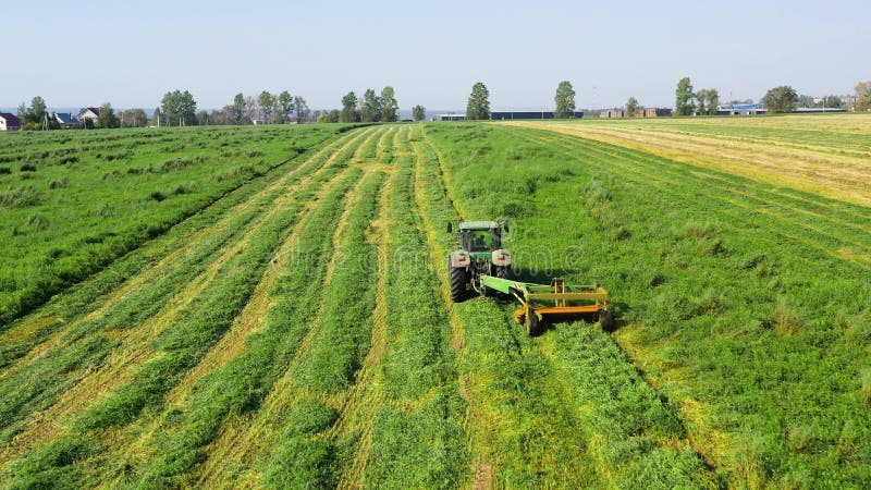 Tractor Con Una Chapeadora De Discos Mecanizada Metrajes - Vídeo de ...