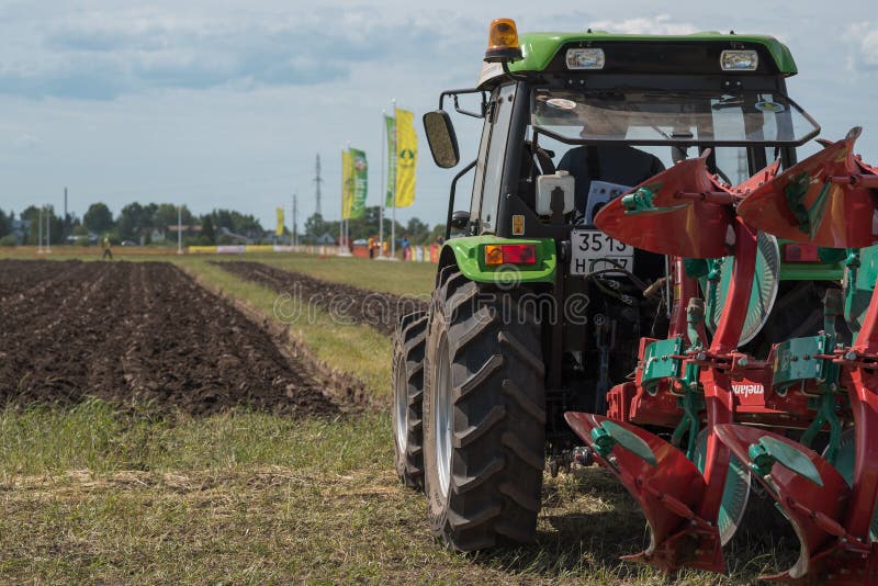 Tractor en el arado imagen editorial. Imagen de alimentadores - 120176610