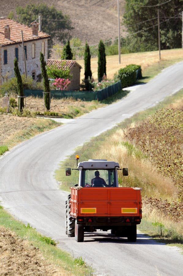 Tractor En La Carretera Nacional Imagen de archivo - Imagen de conducir ...