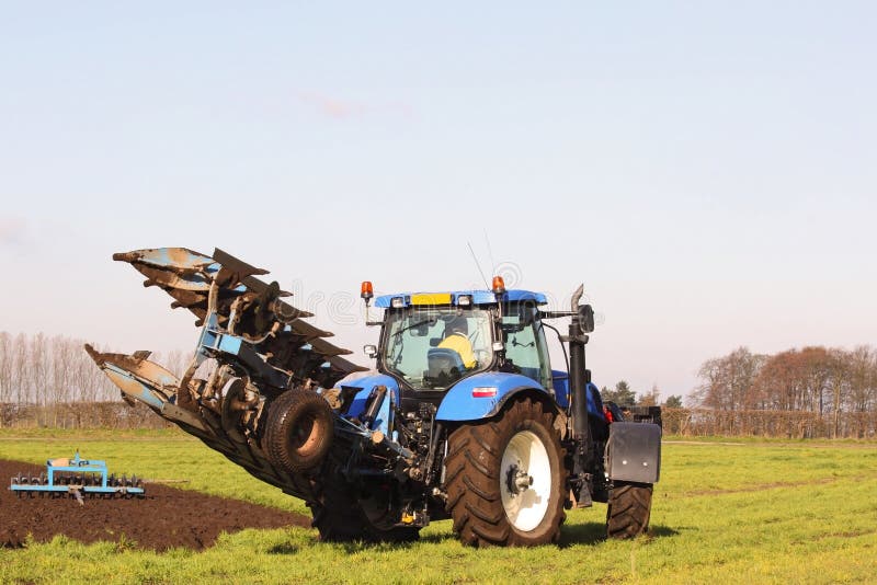 Tractor en Ploeg stock foto. Image of gebieden, banier - 30311968