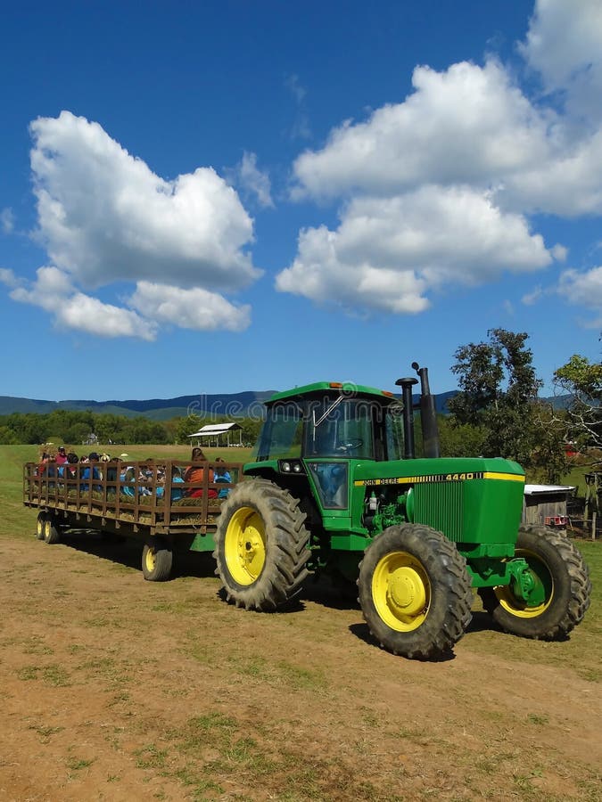 Tractor Hay Ride foto de archivo editorial. Imagen de campo - 34065703