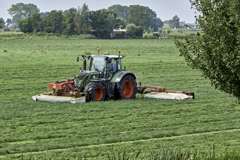 Tractor Met Maaimachinecombinatie Redactionele Foto - Image of ...