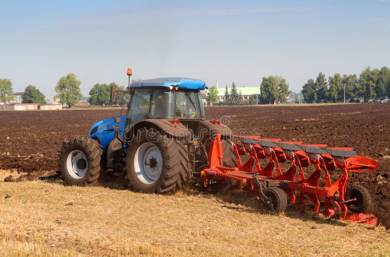 Tractor met ploeg stock afbeelding. Image of industrie - 11483311