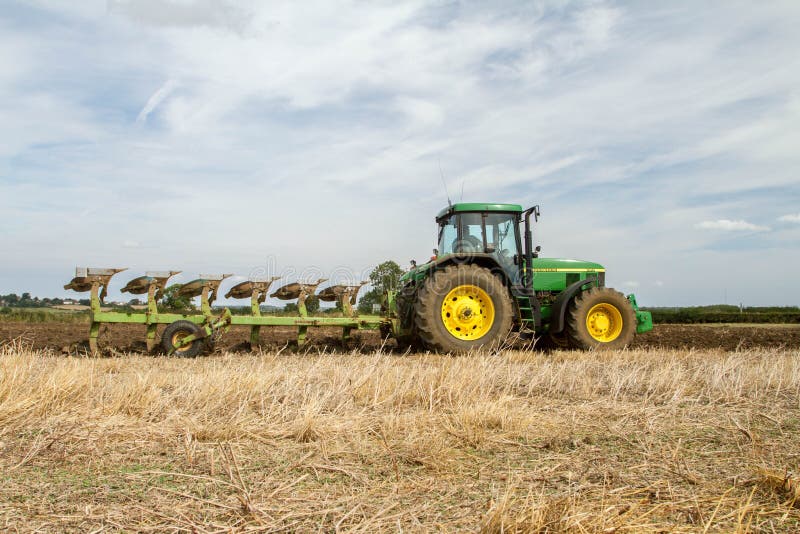 Tractor Moderno De John Deere Que Tira De Un Arado Fotografía editorial ...