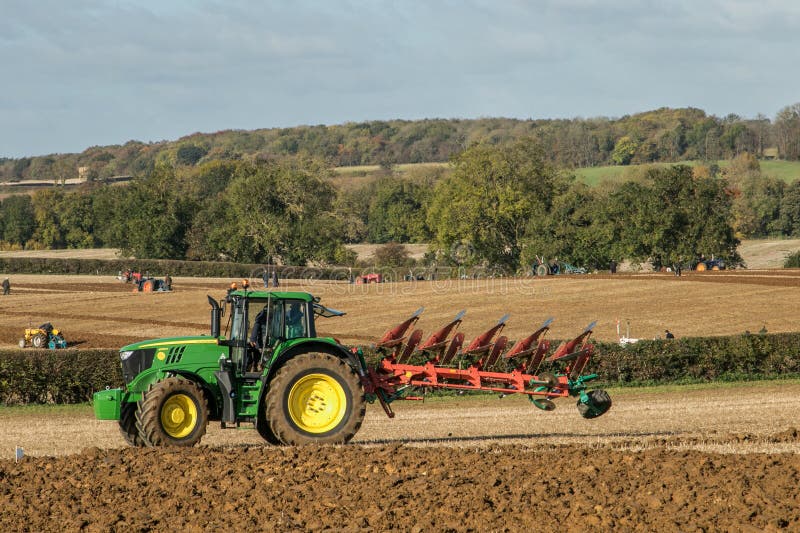 Tractor Moderno De John Deere Que Tira De Un Arado Foto de archivo ...