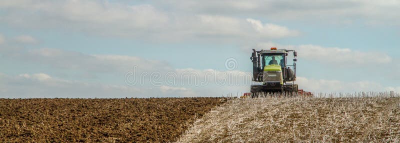 Tractor Moderno De Los Claas Que Cultiva El Campo Imagen de archivo ...
