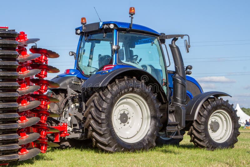 Tractor Moderno De Valtra Con El Cultivador Foto de archivo editorial ...