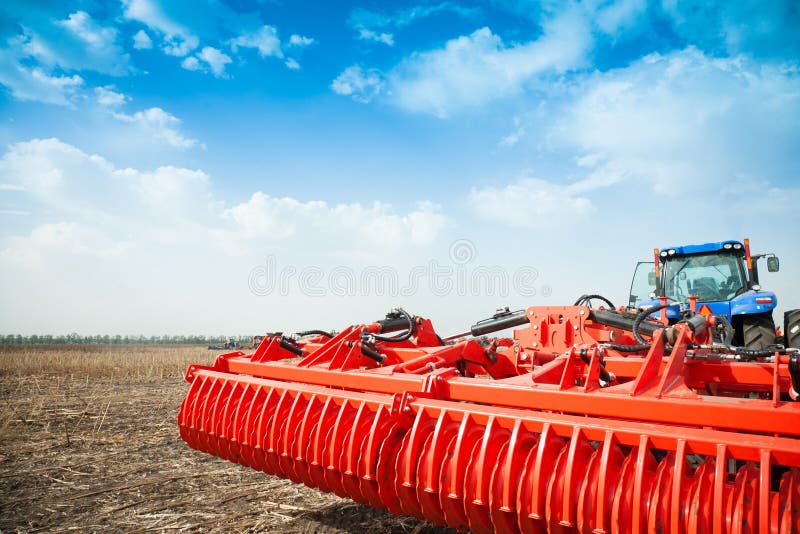 Tractor Moderno En El Campo Con El Complejo Para El Arado Del Suelo ...