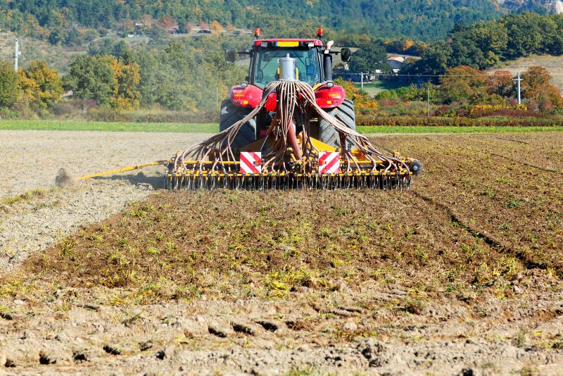 Tractor Pesado De Arado Durante El Cultivo Foto de archivo - Imagen de ...