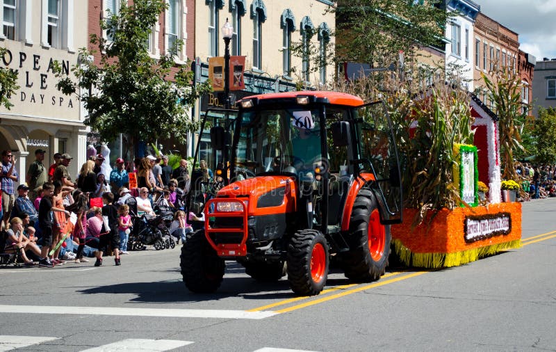 Parade float editorial stock image. Image of mainstreet - 30071479