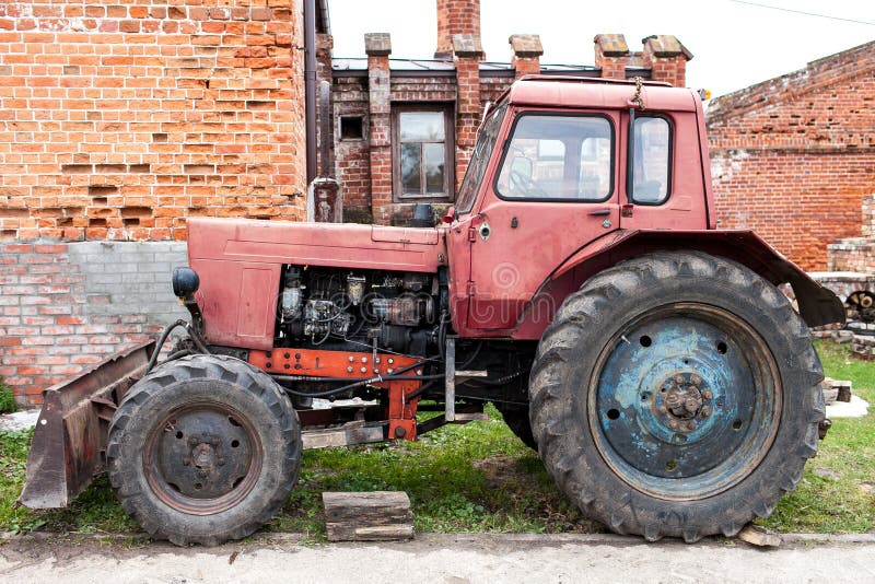 Tractor Rojo Viejo En La Granja Foto de archivo editorial - Imagen de ...