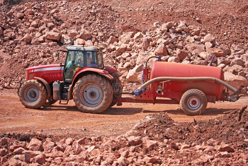 Tractor y agua Bowser foto de archivo. Imagen de alimentador - 46145926