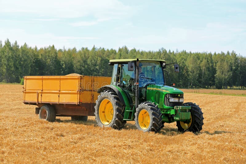 Tractor Y Remolque De Driving John Deere 5820 Del Granjero Imagen ...