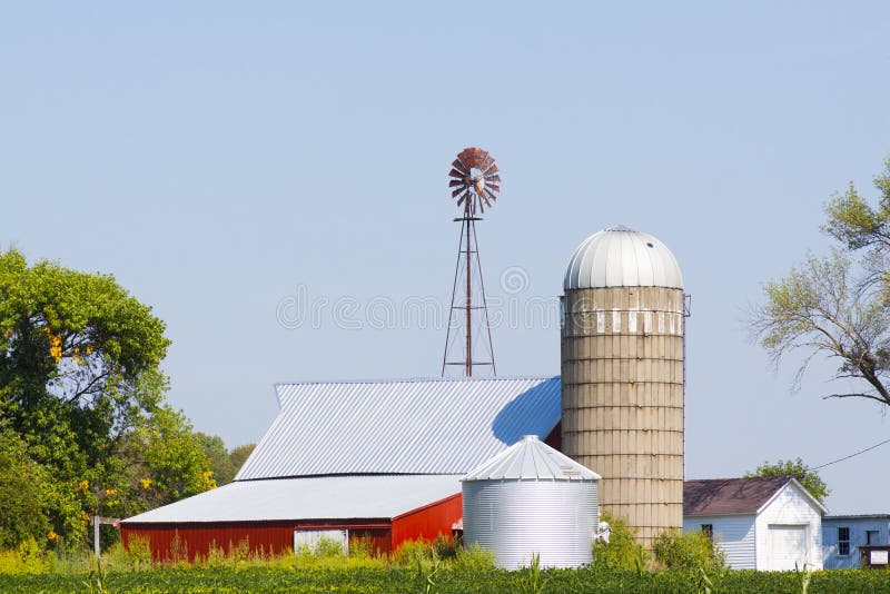Traditional American Red Farm Stock Image - Image of clean, land: 29532595
