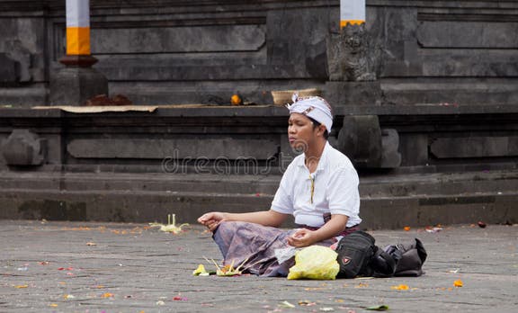 Traditional Balinese Pilgrims Editorial Stock Image - Image of head ...