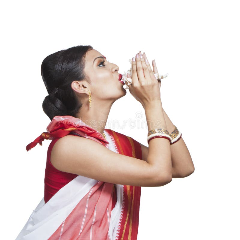 Traditional Bengali Woman Blowing Shankha Stock Photo - Image of ...