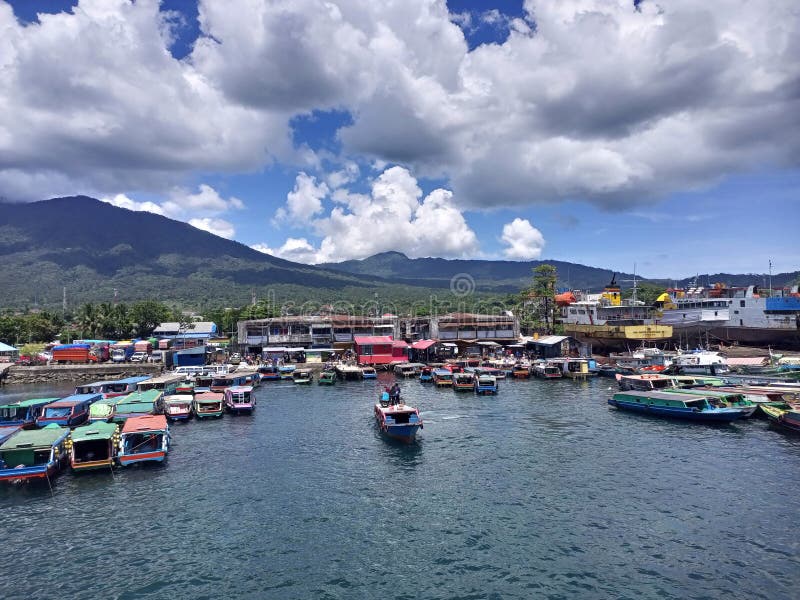 Traditional Boat Queue editorial photography. Image of boat - 268816252