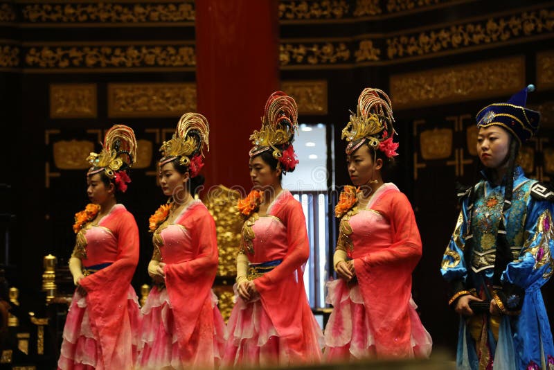 Traditional Chinese Dance Performance Editorial Image - Image of ladies ...