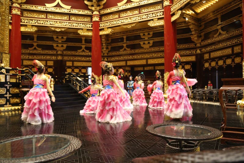 Traditional Chinese Dance Performance Editorial Stock Photo - Image of ...