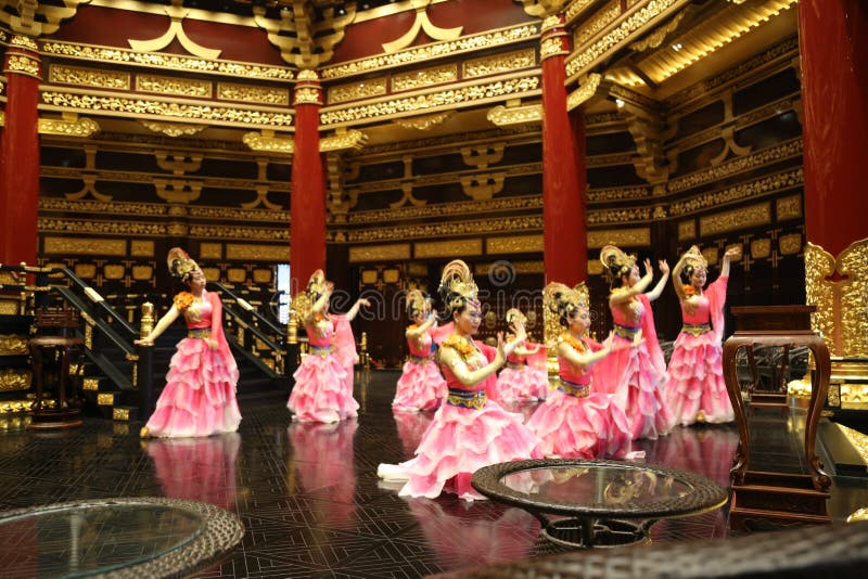 Traditional Chinese Dance Performance Editorial Photo - Image of ...